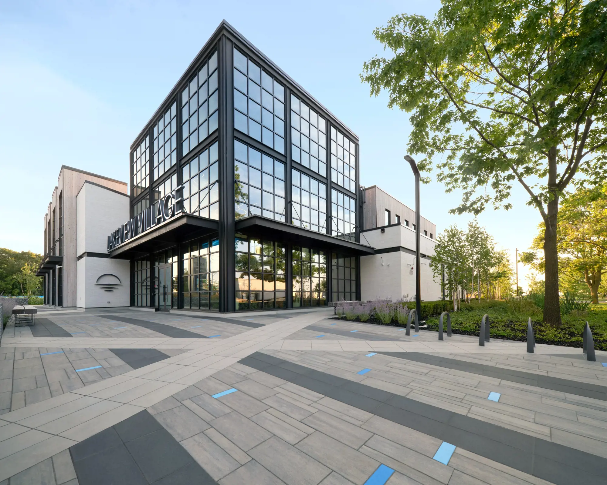 Design du parvis de Lakeview Village | Techo-Bloc